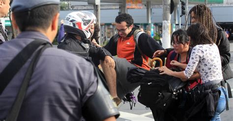 Em protesto estudantes e funcionários fecham portão da USP na zona