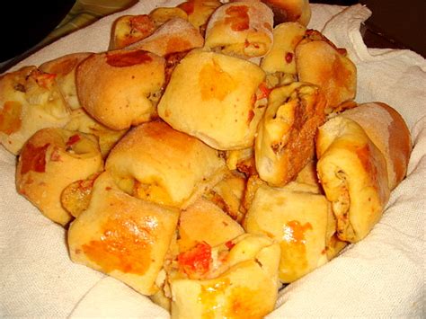 Receita de Pãozinho Recheado de Cebola Renata Almanaque Culinário