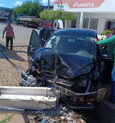 Motorista Perde O Controle Do Carro E Bate Em Poste Em Esperantina