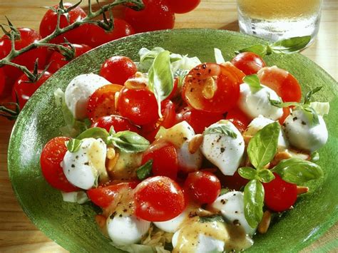 Fresh Tomato Mozzarella Salad Recipe Eatsmarter