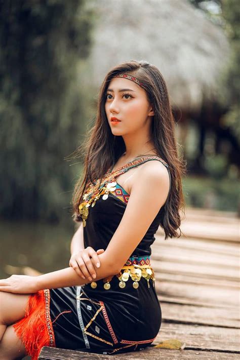 Cảm nhận vẻ đẹp Hình ảnh cô gái Tây Nguyên đẹp Trong bức tranh màu nắng