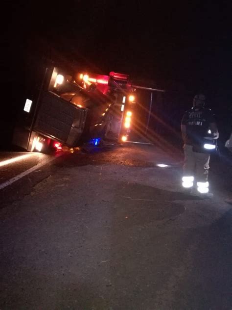 Tráiler sufre volcadura en la carretera Gómez Palacio Jiménez