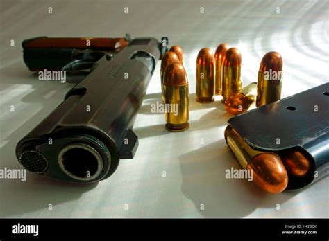 Potro 45 calibre 45 pistolas fotografías e imágenes de alta resolución
