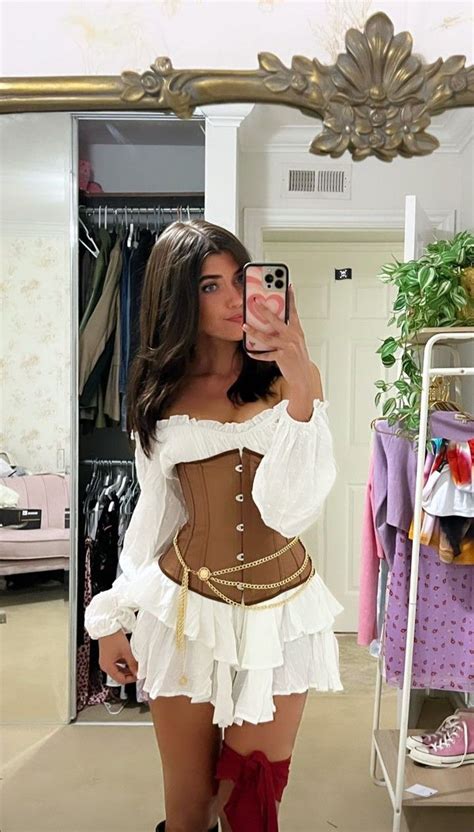 Pin On Pirata Pirate Halloween Costumes Hot Halloween Outfits