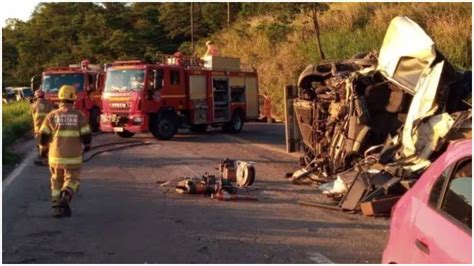 Grave acidente entre carro e caminhões mata homem na BR 381