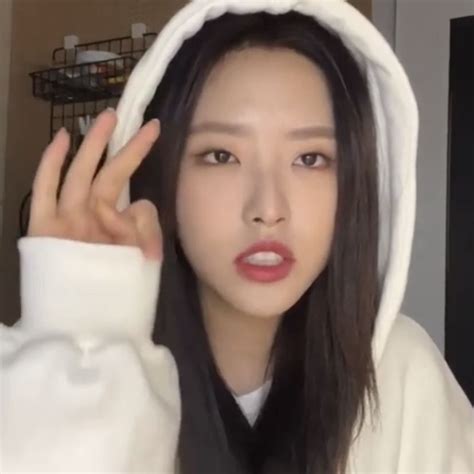Olivia Hye Son Hyeju Loona Lq Icon Vlive 220218 In 2022 Olivia Hye