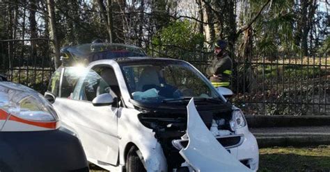 Con L Auto Contro Un Albero Muore Un Uomo Di 55 Anni