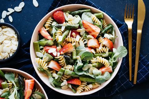 Veganer Nudelsalat mit grünem Spargel Erdbeeren in 2020 Asparagus