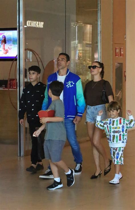 Isis Valverde E Marcus Buaiz Passeiam Os Filhos Em Shopping
