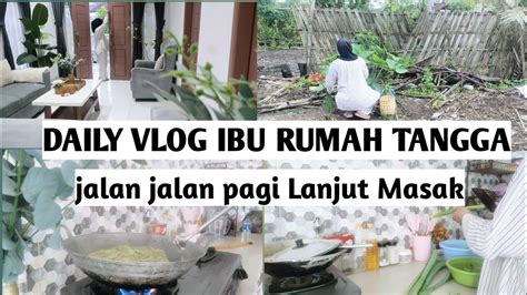 Aktivitas Ibu Rumah Tangga Di Pagi Hari Masak Menu Sederhana Di