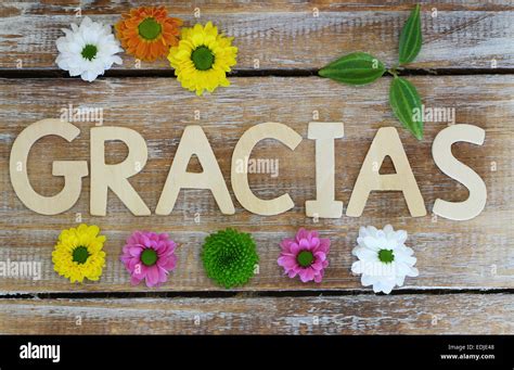 Gracias que significa gracias en español escrito en letras de madera