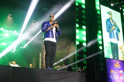 Léo Santana ganha presente ousado de fã durante show no Pará Na Hora