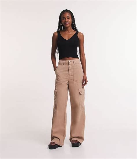 Cal A Wide Leg Em Sarja Passantes Diferenciados E Bolsos Cargo Marrom