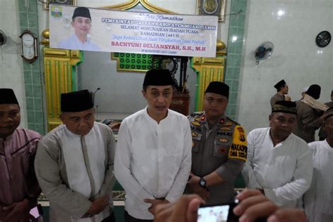 Pj Bupati Bachyuni Deliansyah Bersama Sekda Buka Puasa Di Desa Berkah