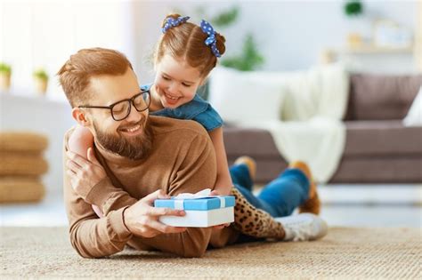 Día del padre familia feliz hija abrazando a papá y risas Foto Premium