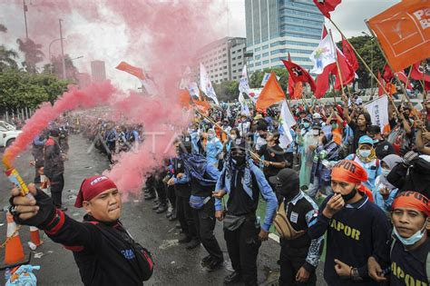 UNJUK RASA BURUH DI JAKARTA ANTARA Foto