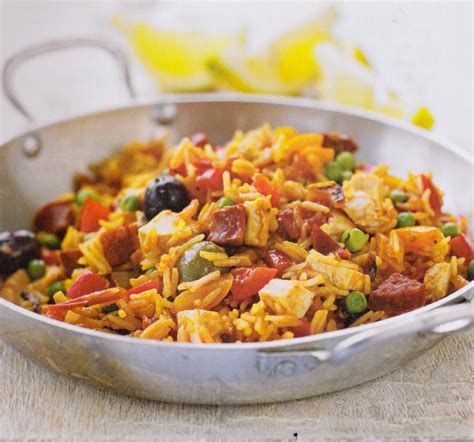 Paella De Chorizo Y Pollo Cocinado The Cook Monkeys