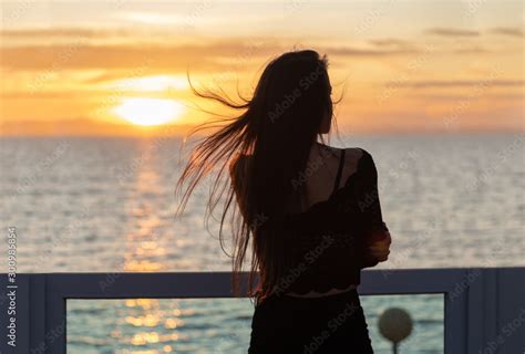 Mujer Mirando El Atardecer En La Playa Foto De Stock Adobe Stock