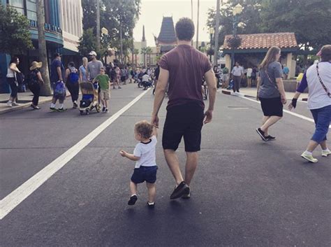 Lucas Lima marido de Sandy compartilha rara foto o filho Vírgula