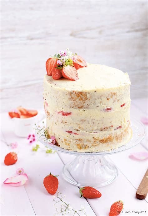 Un naked cake spécial anniversaire aux chocolat blanc et aux fraises
