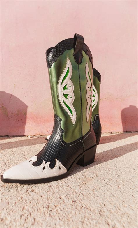 As Debe Ser El Vestido Que Llevaremos Con Botas Cowboy Esta