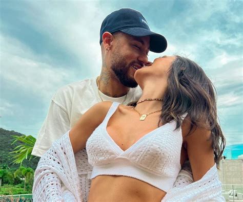 Neymar trai namorada pela 2ª vez mais uma vez decepcionada diz