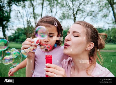 M Dchen Bl St Blase Fotos Und Bildmaterial In Hoher Aufl Sung Alamy