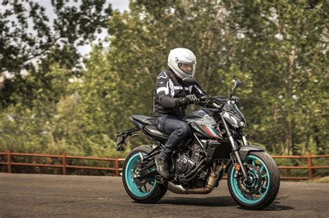 DueruoteTG 169 Honda Hornet Vs Yamaha MT 07 Testa A Testa Tra Le