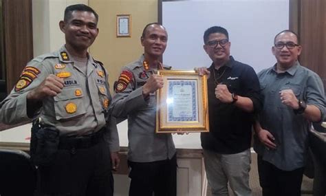 Polda Riau Berikan Penghargaan Kepada PDSI Atas Dukungan Pengamanan