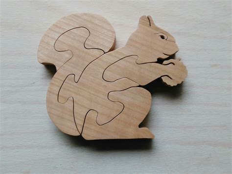 Scoiattolo Con Noce Legno Di Ciliegio Puzzle Tagliato Al Traforo
