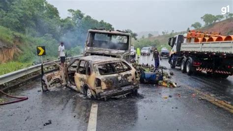 Carro e caminhão batem de frente e pegam fogo na BR 101 no extremo sul