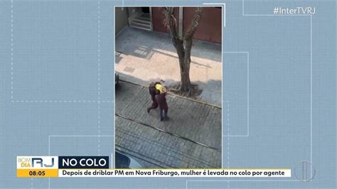 Mulher tem surto psicótico na rua e tenta fugir da PM em Nova Friburgo