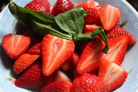 Salade De Fraises Au Basilic La Petite Chronique De Lilli