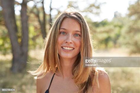Tanned Blonde Photos Et Images De Collection Getty Images