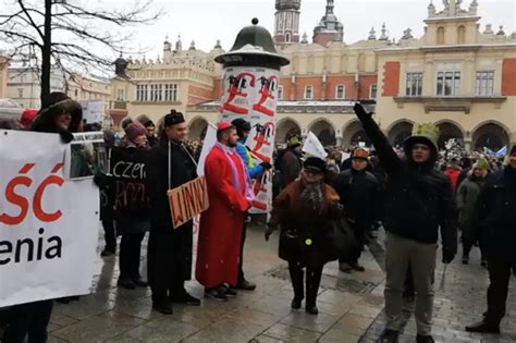 Kraków Mężczyzna hajlował odmawiając Ojcze nasz