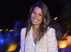 Laury Thilleman sublime elle dévoile ses abdos de folie dans un bikini