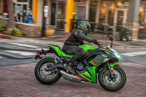 Kawasaki Ninja 650 prezzo velocità scheda e rilevamenti