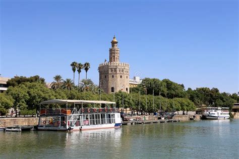 Turm Des Goldes Torre Del Oro Mit Guadalquivir Fluss In Sevilla