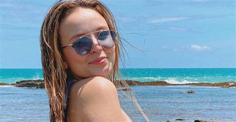 Larissa Manoela empina bumbum e surge sensual maiô ousado em foto