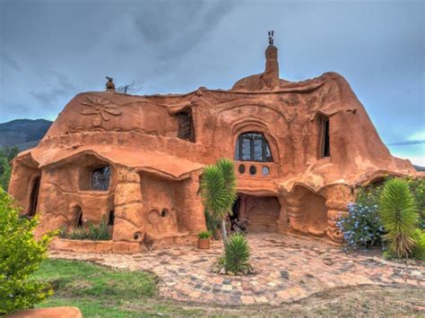 Il construit une incroyable maison en terre cuite de 500m2 vidéo