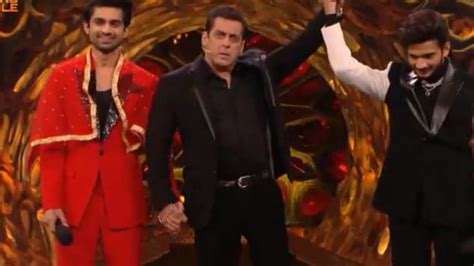 Munawar Faruqui Takes Home The Bigg Boss 17 Winner Trophy Glamsham