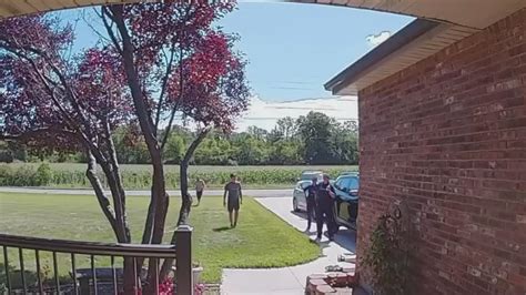 En video quedó captado el momento en que un padre mata de un balazo al