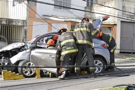 Motorista fica preso às ferragens após bater em poste de avenida em