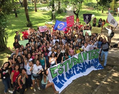Estudantes protestam em todo o país contra cortes na educação assista