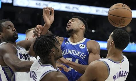 Un Antetokounmpo de récord mantiene a los Bucks en la lucha por el