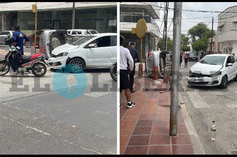 VIDEO Choque y vuelco en pleno centro una persona quedó atrapada en