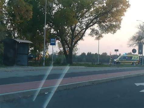 Rowerzysta potrącony przez ciężarówkę Trwa akcja ratunkowa droga jest