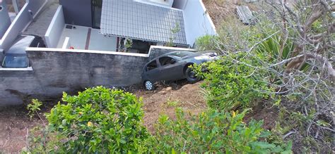 VÍDEO Carro sete ocupantes cai de ribanceira em morro da Praia