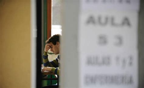 Más de 400 opositores se examinan en Málaga del MIR para optar a una