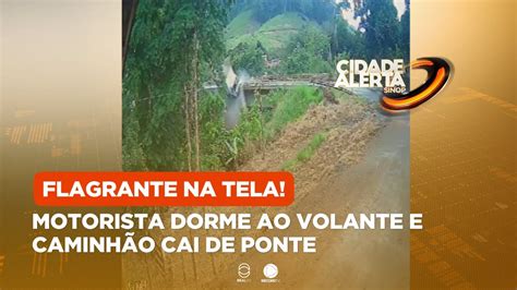 FLAGRANTE NA TELA MOTORISTA DORME AO VOLANTE E CAMINHÃO CAI DE PONTE